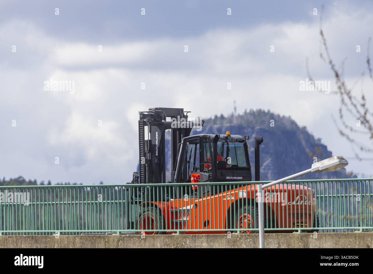 Load test on the closed Elbe bridge in Bad Schandau. The load-bearing ...