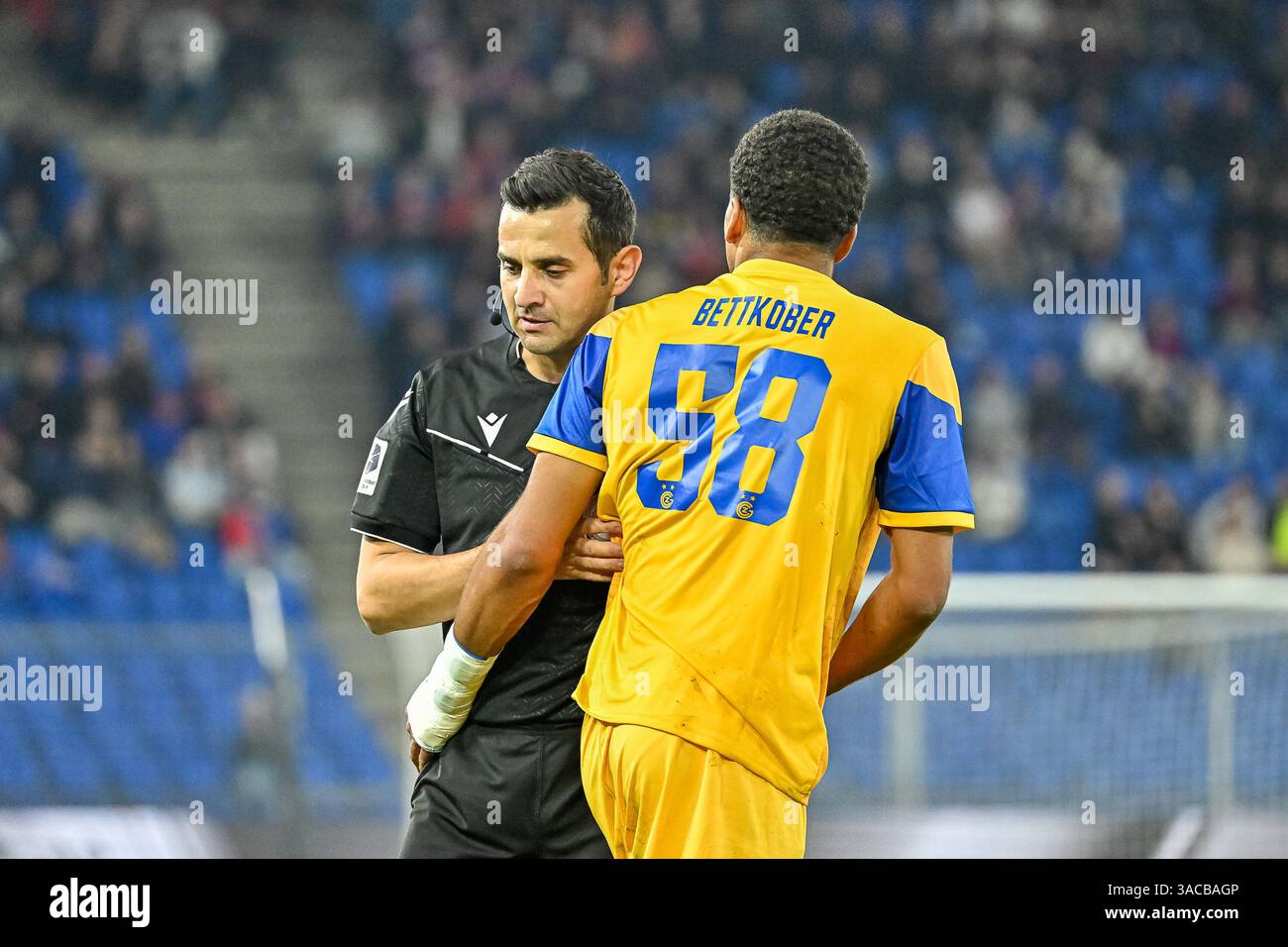 Yannick Bettkober (Grasshopper Club Zuerich, #58) spricht mit Lionel ...
