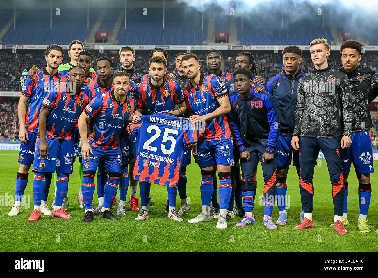 FC Basel Teamfoto fuer den verletzten Finn van Breemen (FC Basel, #25) SUI, FC Basel ...