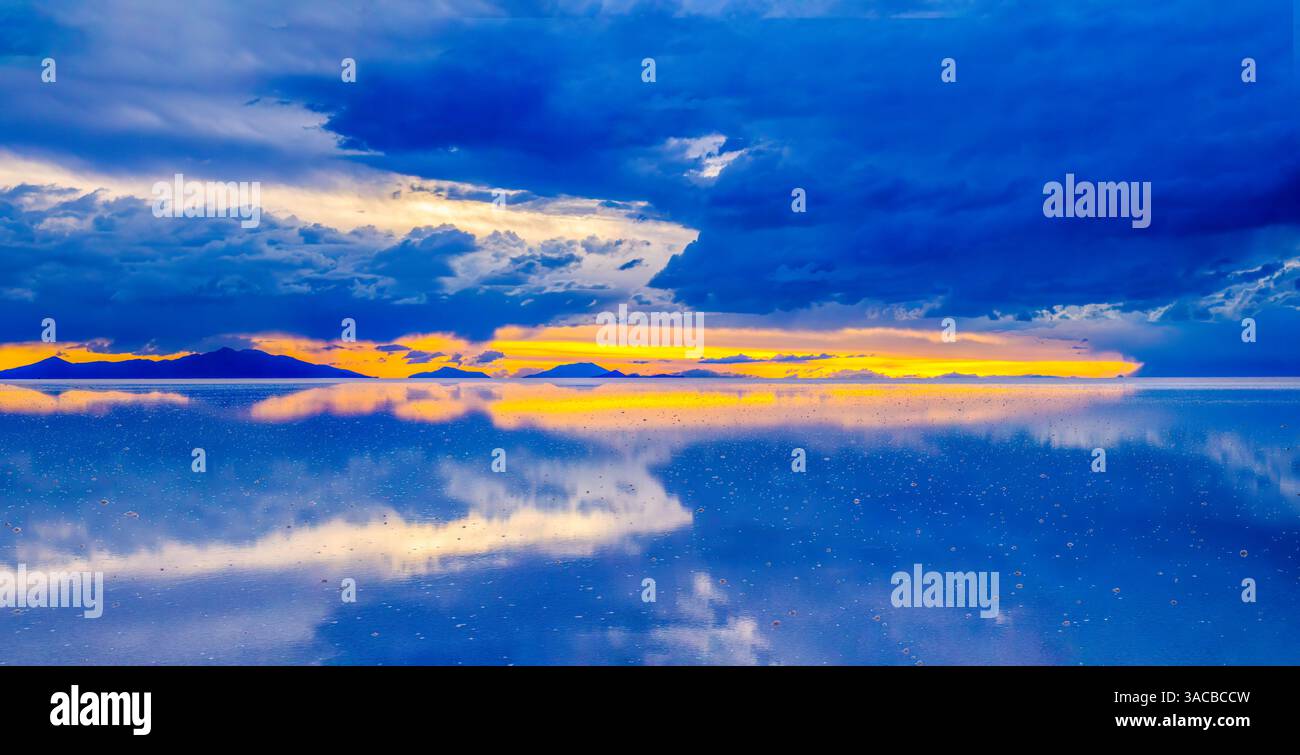 Salar de Uyuni, Bolivia. Panorama view at sunset of the Salar de Uyuni ...