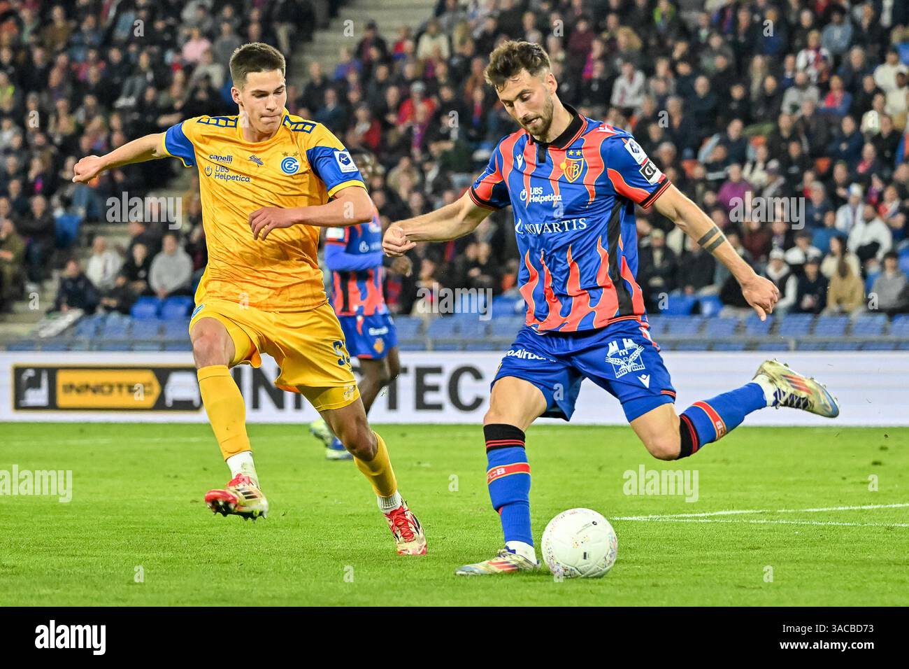 Dominik Schmid (FC Basel, #31) am Ball vor Tim Meyer (Grasshopper Club ...