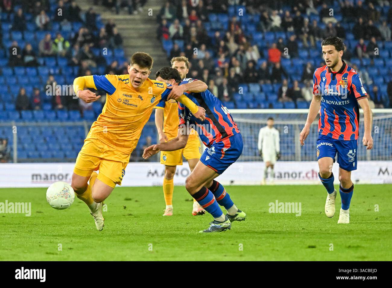 Nicolas Vouilloz (FC Basel, #03) foult Nikolas Muci (Grasshopper Club ...
