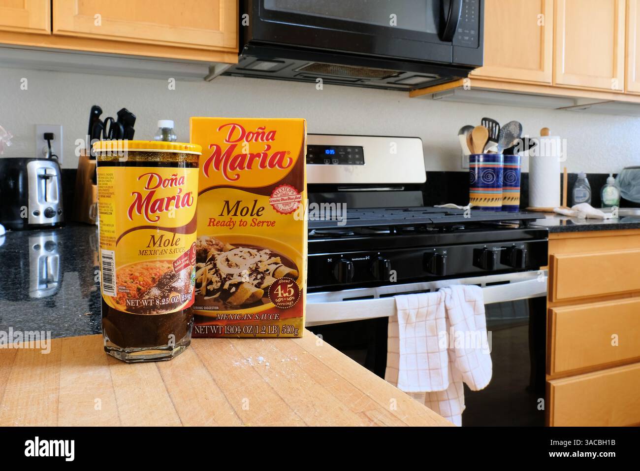 Dona maria mole sauce ready to serve hi-res stock photography and ...