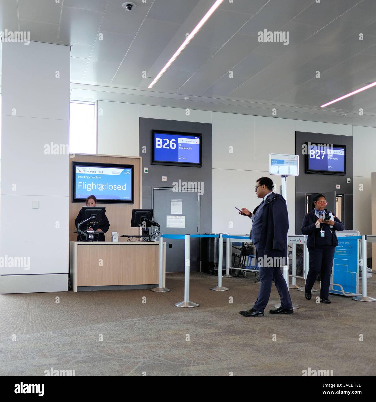 Airline staff monitor gate hi-res stock photography and images - Alamy