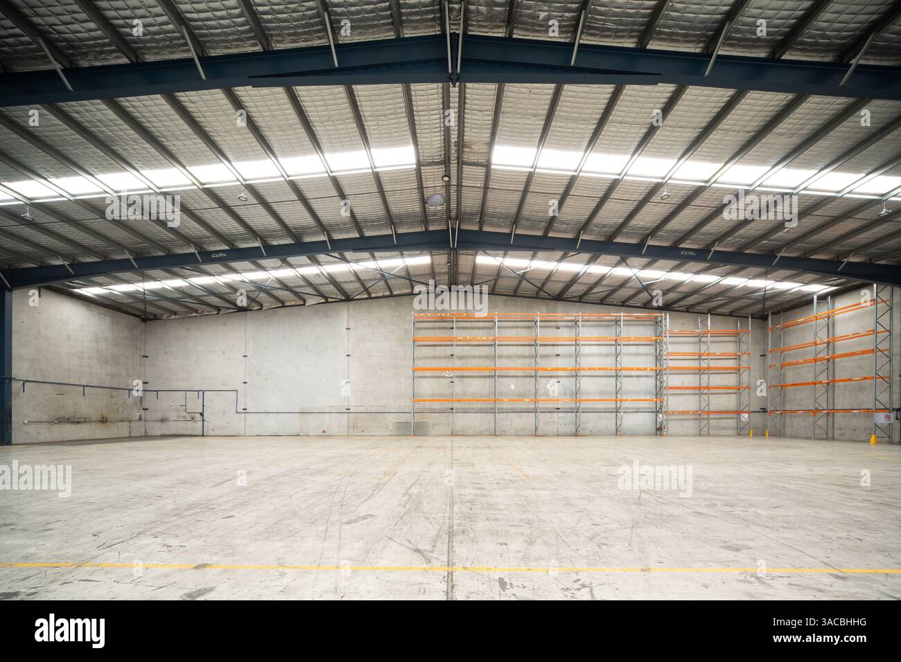 Empty storage building hi-res stock photography and images - Alamy