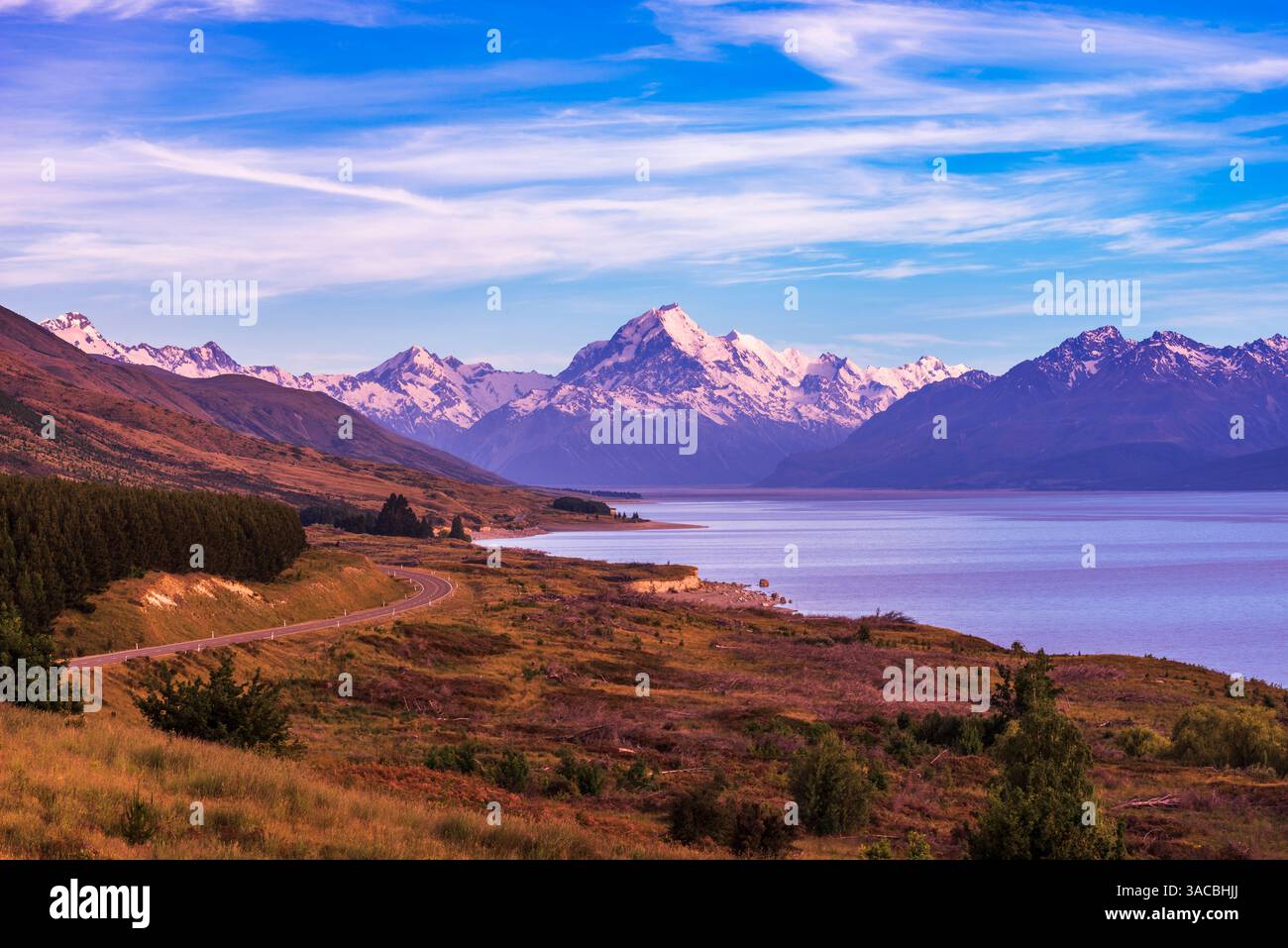 Mount Cook above Lake Pukaki, Aoraki Mount Cook National Park, South ...