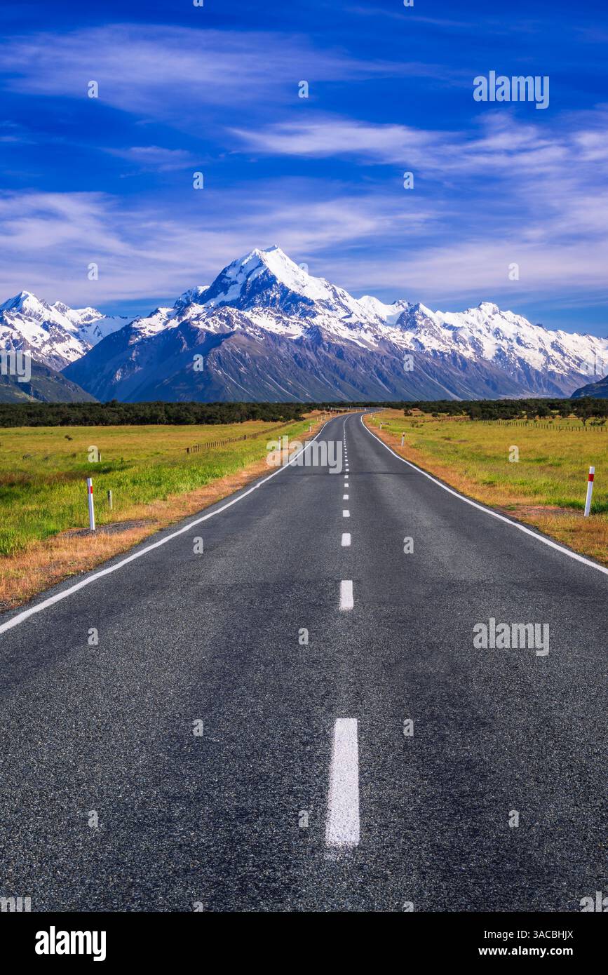 Highway leading to Mount Cook, Aoraki Mount Cook National Park, South ...