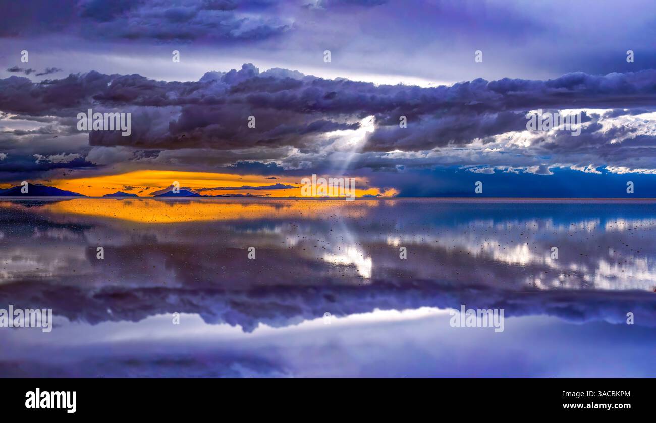 Salar de Uyuni, Bolivia. Panorama view of world's largest salt flat, at ...