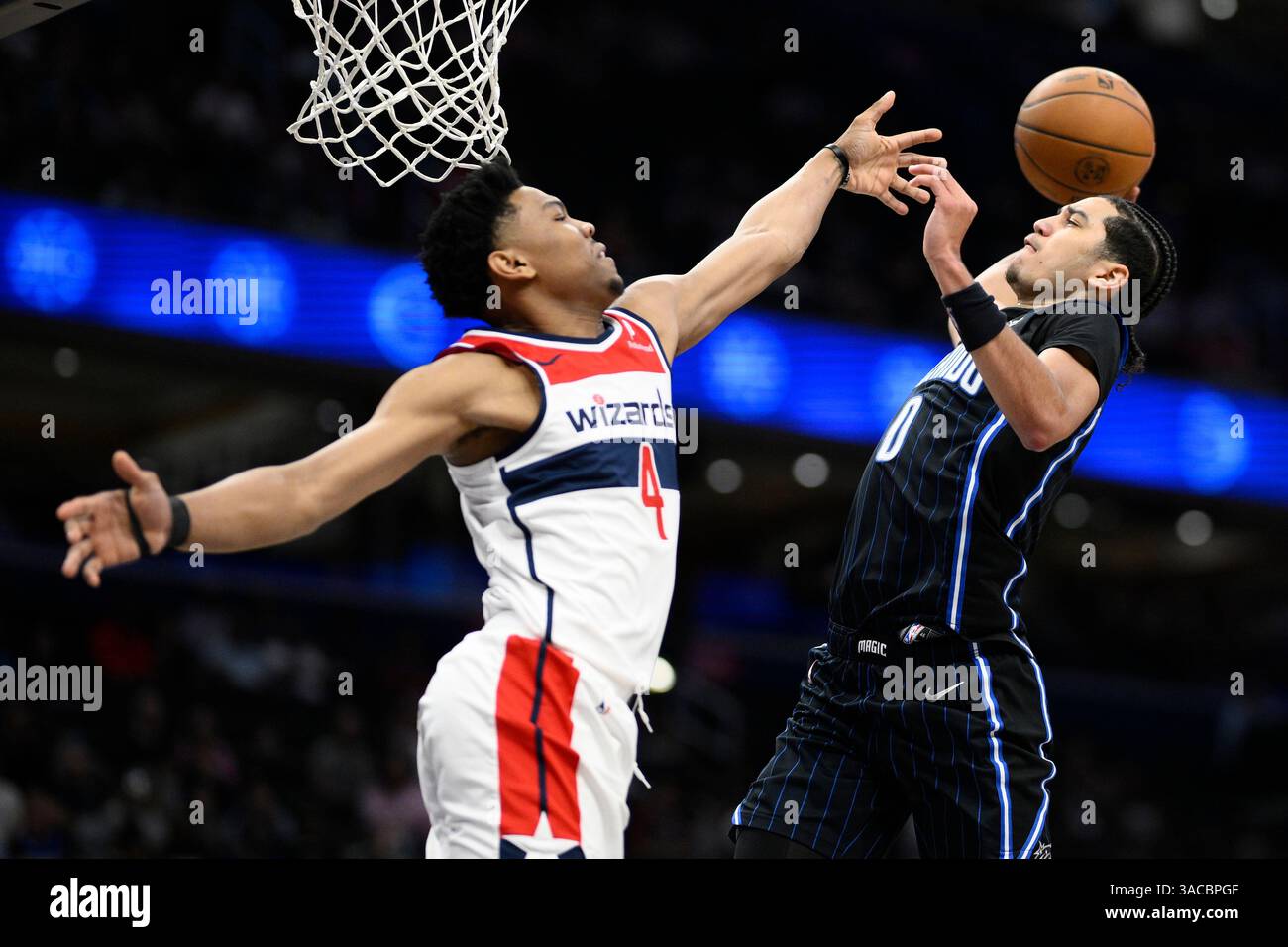 Orlando Magic guard Anthony Black (0) goes to the basket against ...