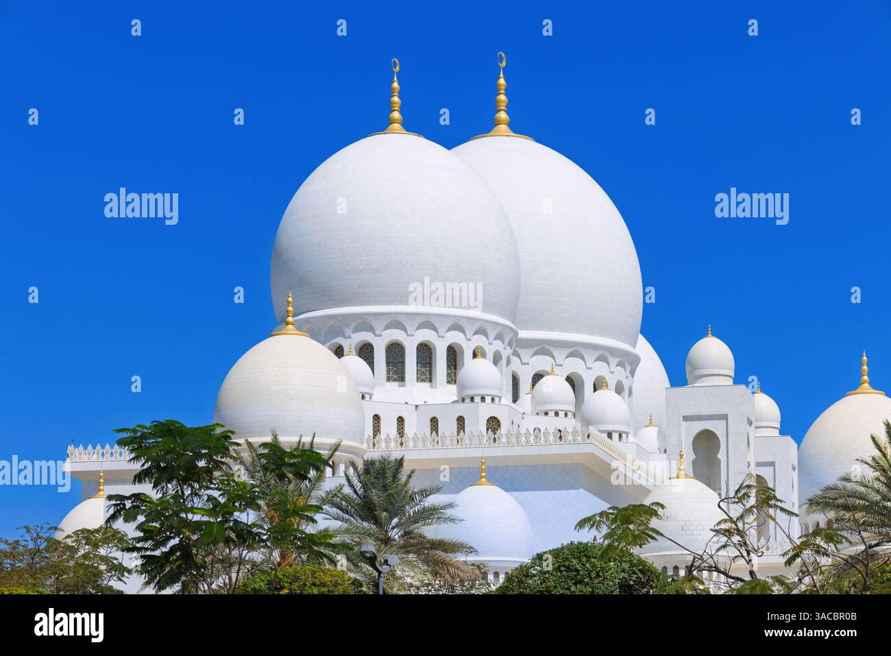 Abu Dhabi Grand Mosque, Iconic Landmark and Architectural Marvel of UAE ...