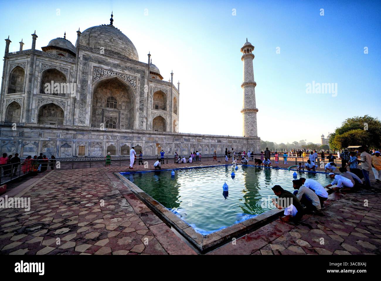Agra, India. 31st Mar, 2025. Muslims seen washing their hands before ...