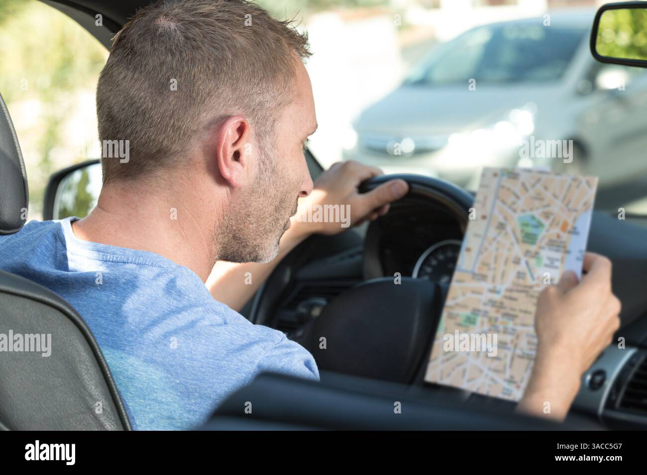 Person using paper map hi-res stock photography and images - Alamy