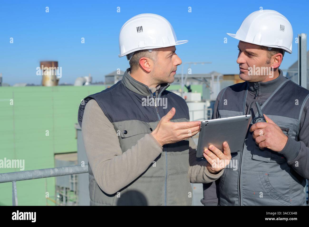 two construction workers using tablet Stock Photo - Alamy