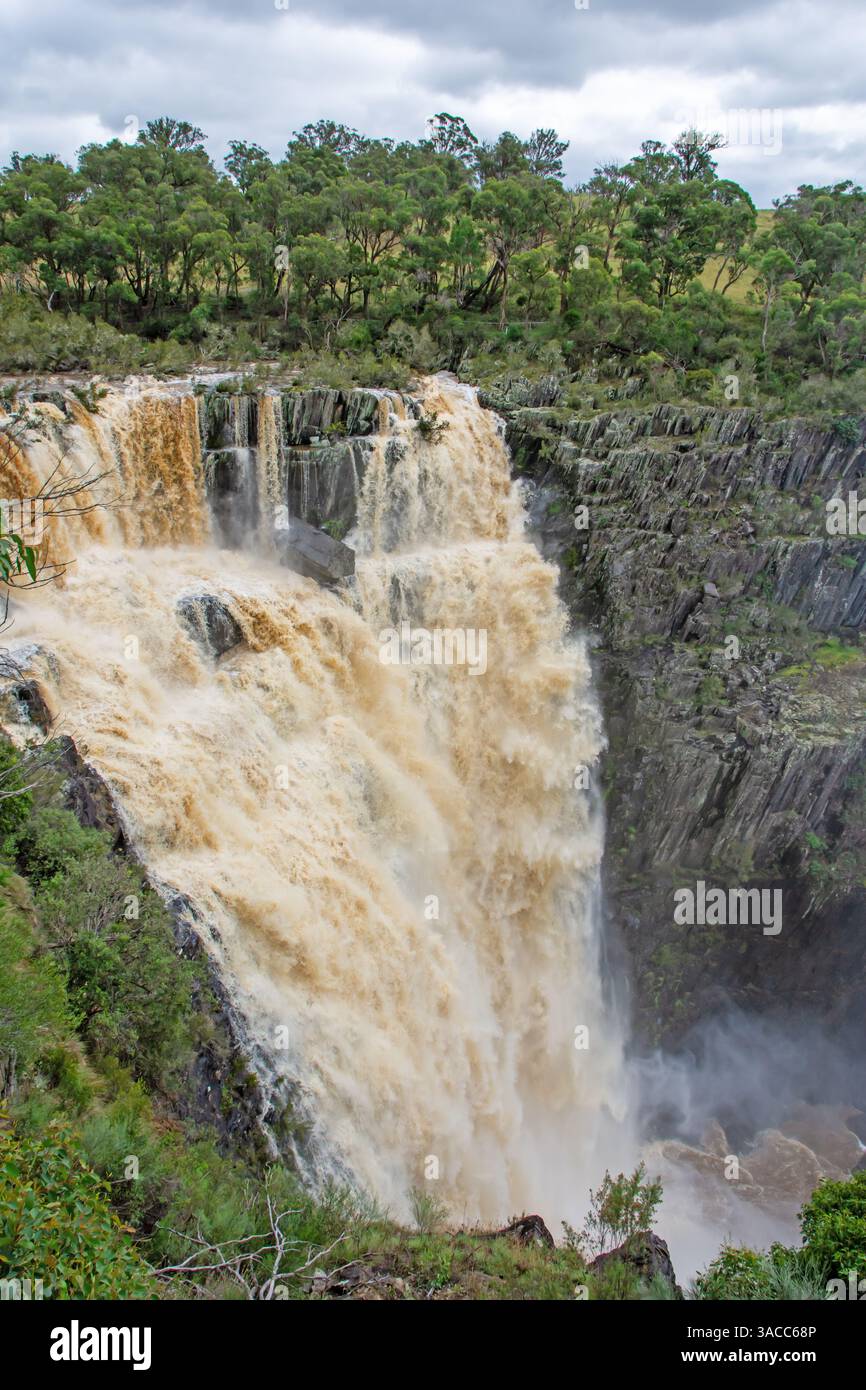 Apsley Falls from the upper lookout after heavy rain. Oxley Wild Rivers ...