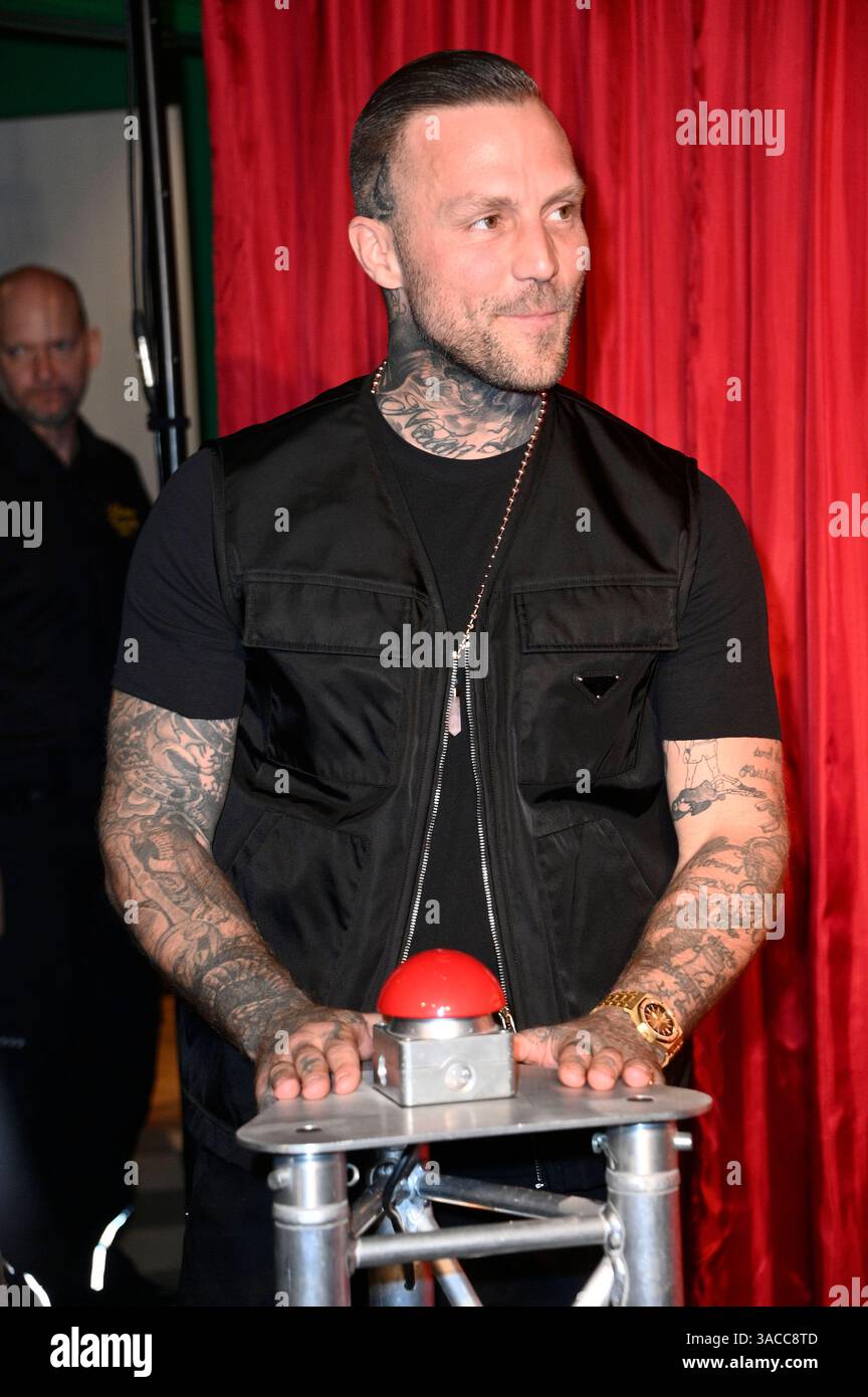 Kontra K bei der Präsentation seiner Wachsfigur und der Eröffnung des neuen Themenbereichs ...