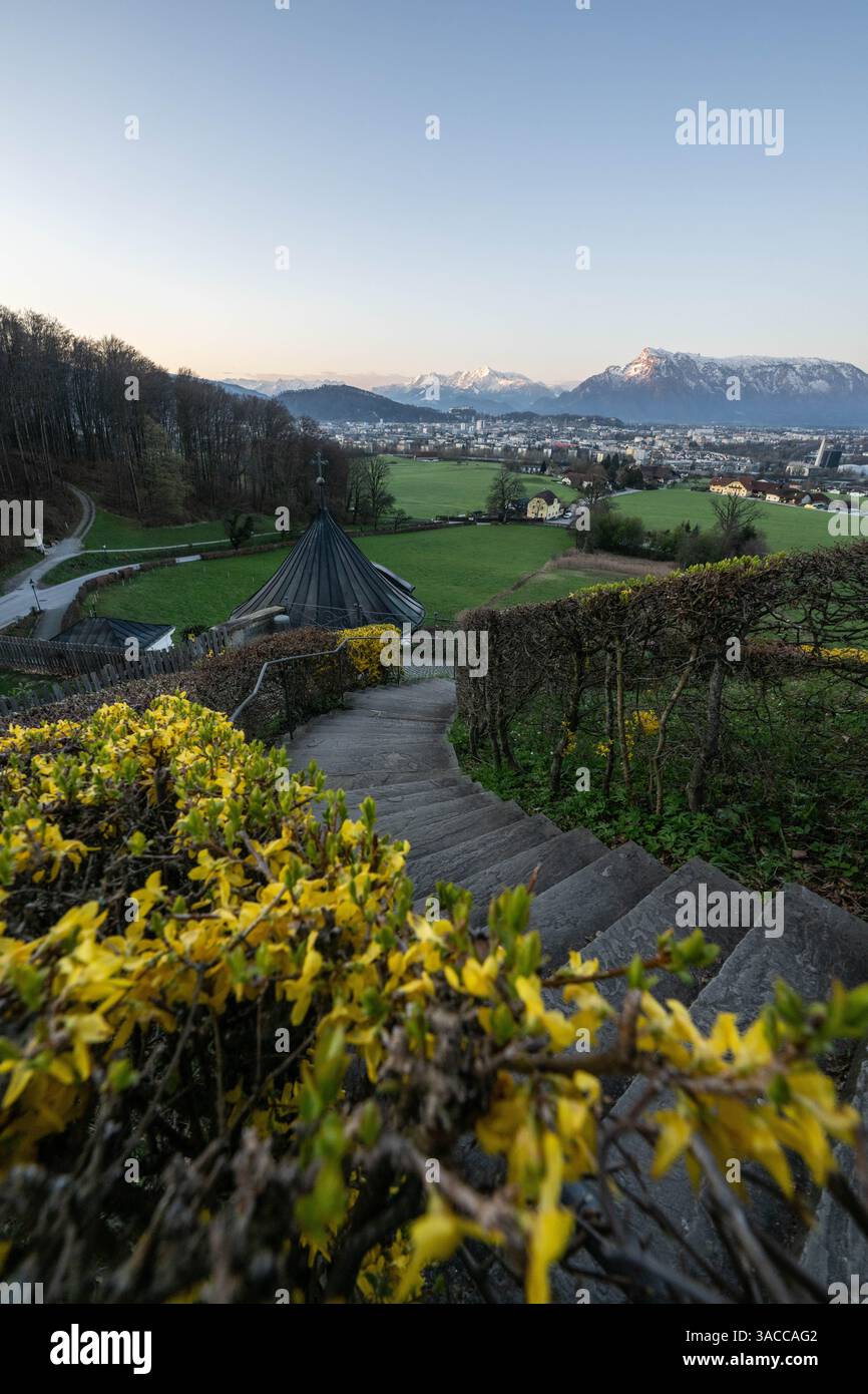Frühlingshafter Sonnenaufgang bei der Wallfahrtsbasilika Maria Plain am ...
