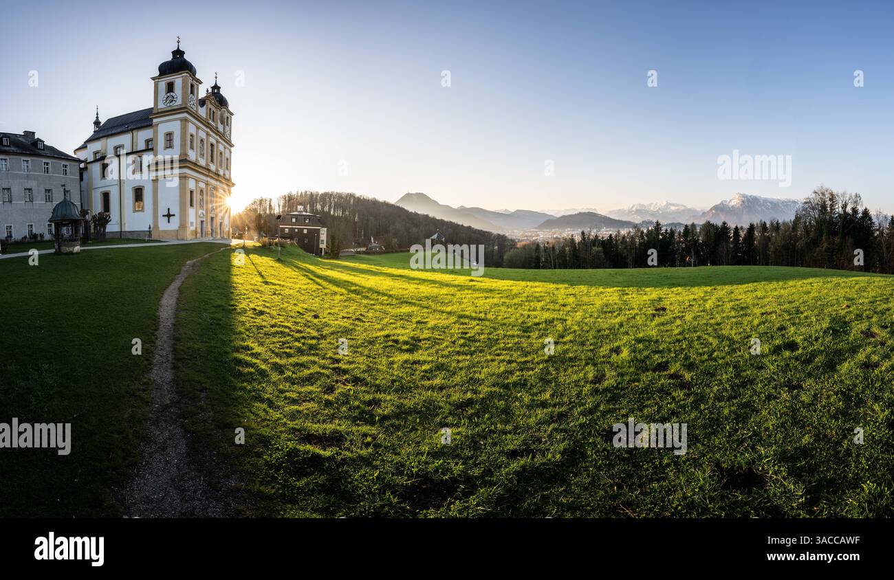 Frühlingshafter Sonnenaufgang bei der Wallfahrtsbasilika Maria Plain am ...