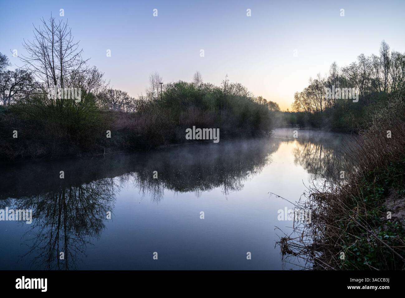 Warendorf, Germany. 04th Apr, 2025. Wisps of mist drift across the Ems ...