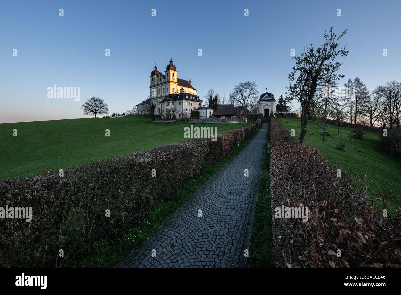 Frühlingshafter Sonnenaufgang bei der Wallfahrtsbasilika Maria Plain am ...