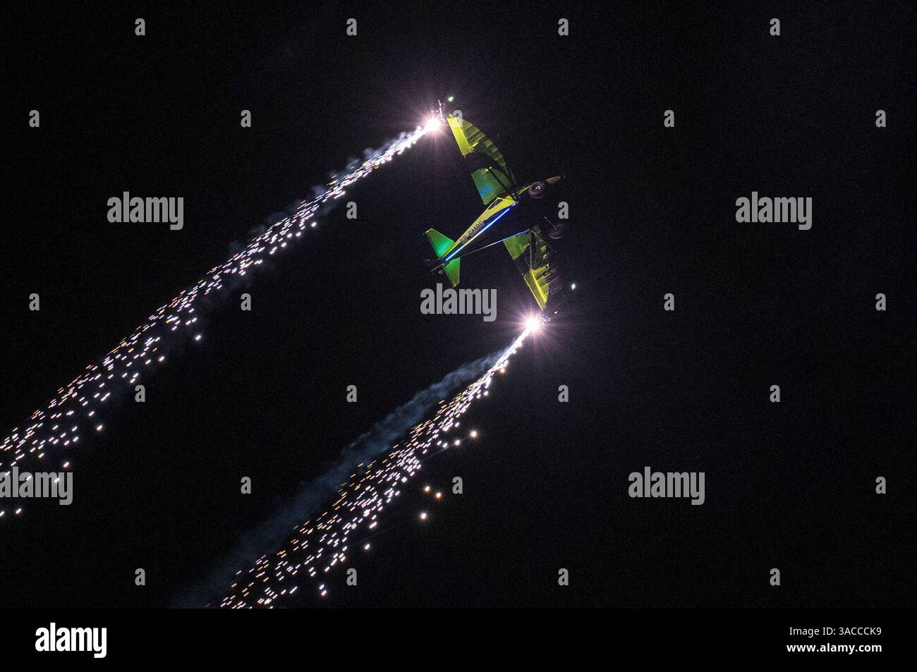 (250404) -- LUSAIL, April 4, 2025 (Xinhua) -- A plane lights up the sky ...