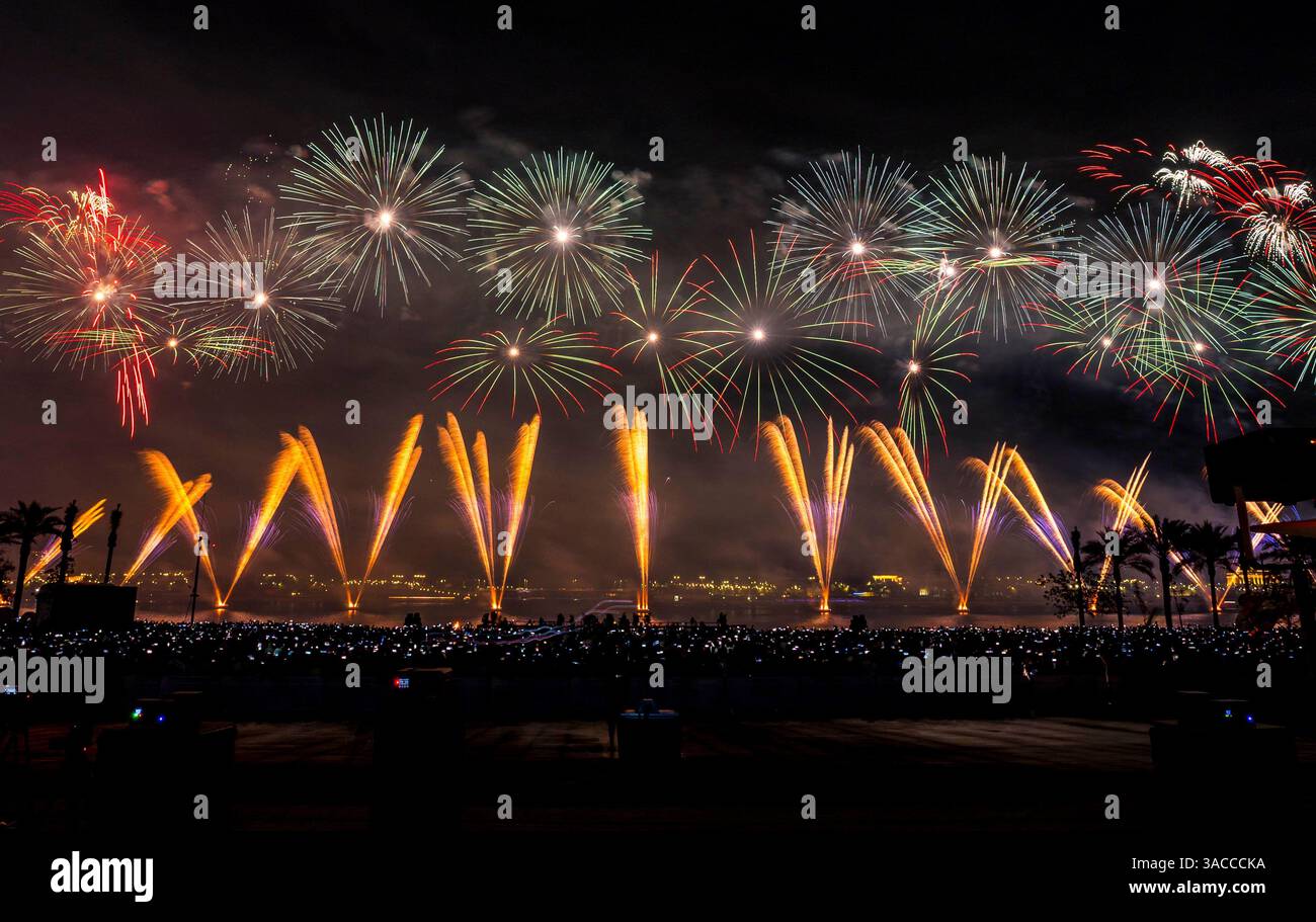 (250404) -- LUSAIL, April 4, 2025 (Xinhua) -- Fireworks light up the ...
