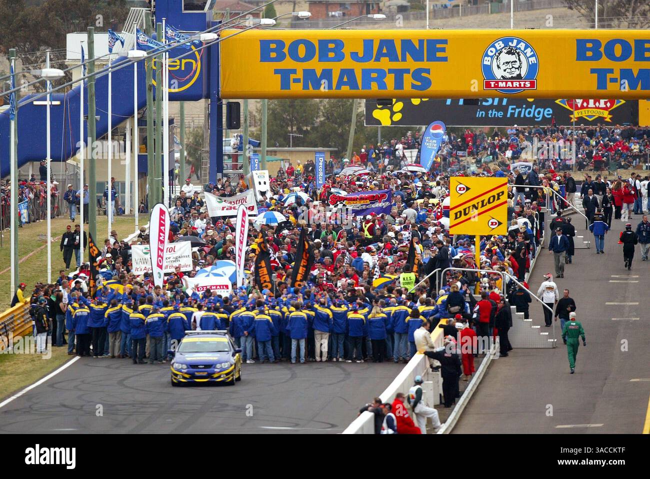 The grid bustles with activity before the start of the classic Bathurst ...