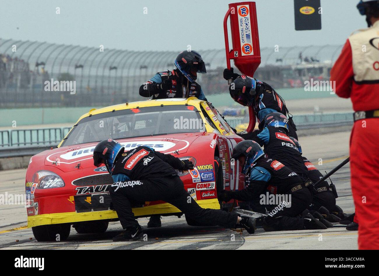 Kurt Busch (USA) Little Tikes/Rubermaid Ford pits en route to victory ...
