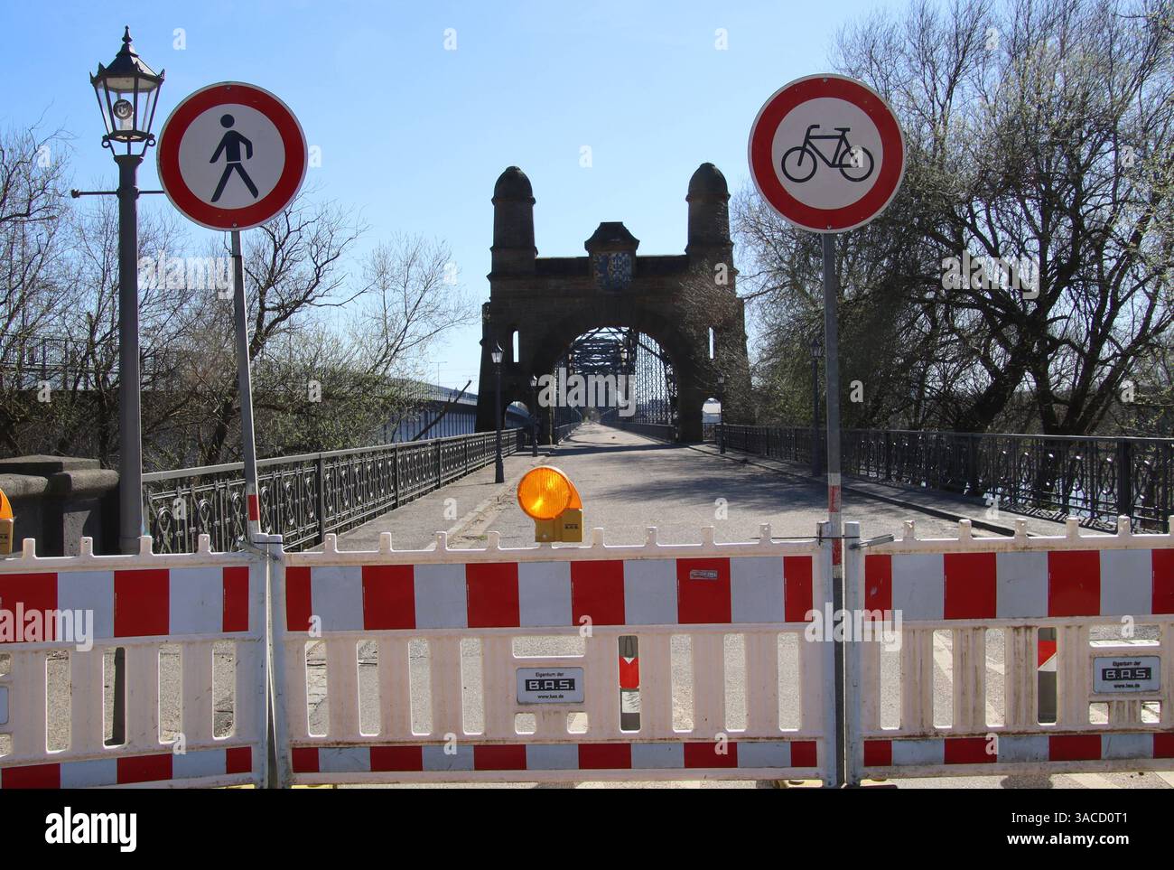Hamburg: Wegen Baumaßnahmen ist die Alte Harburger Elbrücke gesperrrt ...