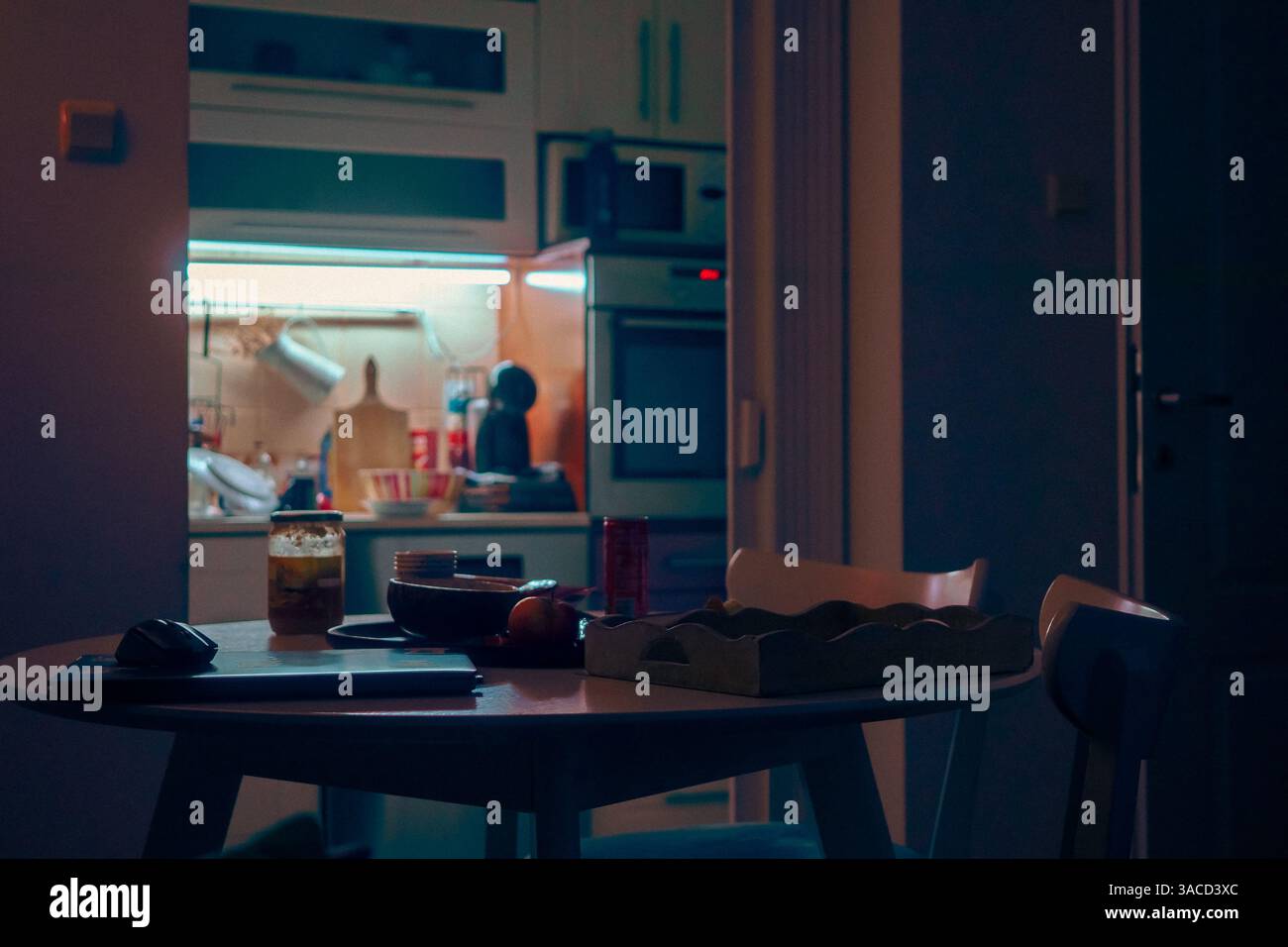 Evening scene in the home in the kitchen Stock Photo - Alamy