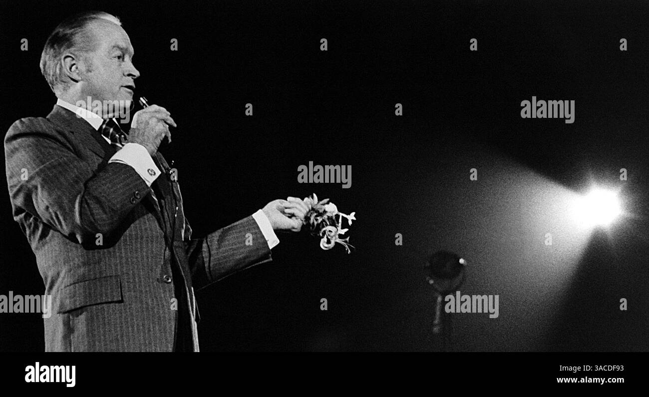 Jun 01, 1975 - Cincinnati, Ohio, USA - Entertainer, BOB HOPE, on stage ...