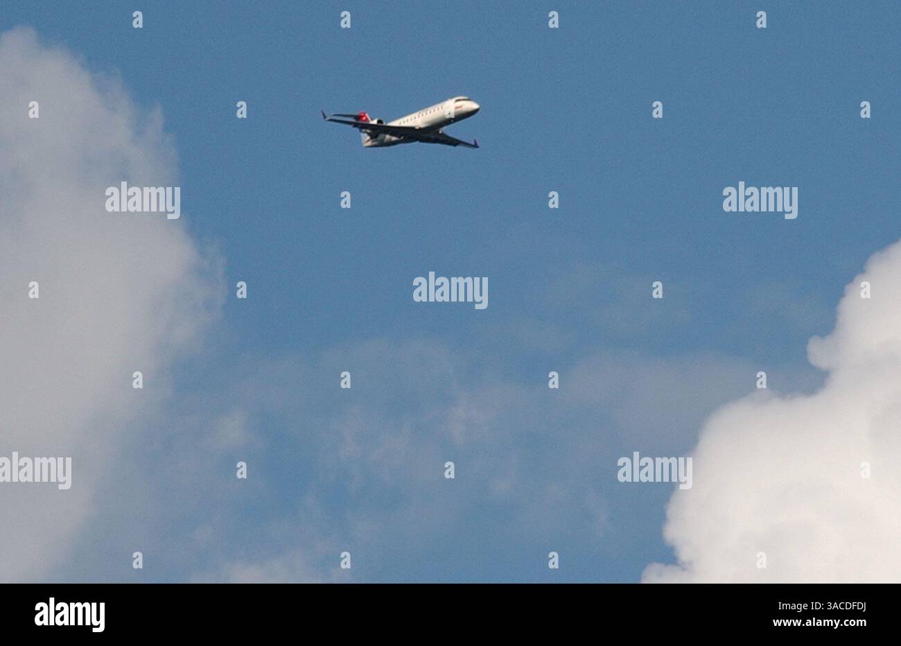 Aug 19, 2001 - Cincinnati, Ohio, USA - A Delta Airlines passenger plane ...