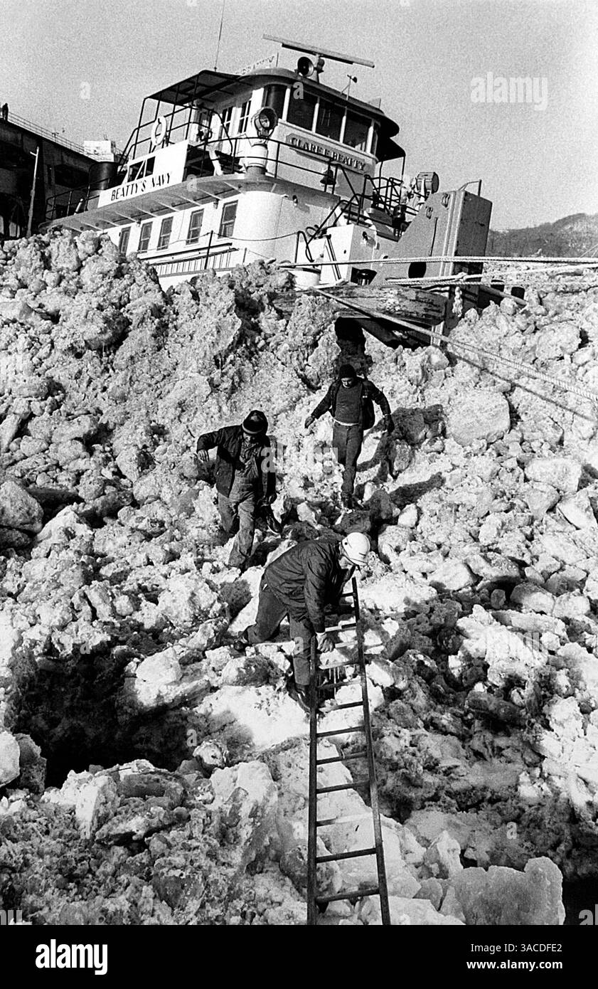 Nov 01, 1977 - Cincinnati, Ohio, USA - Crew members of the towboat ...
