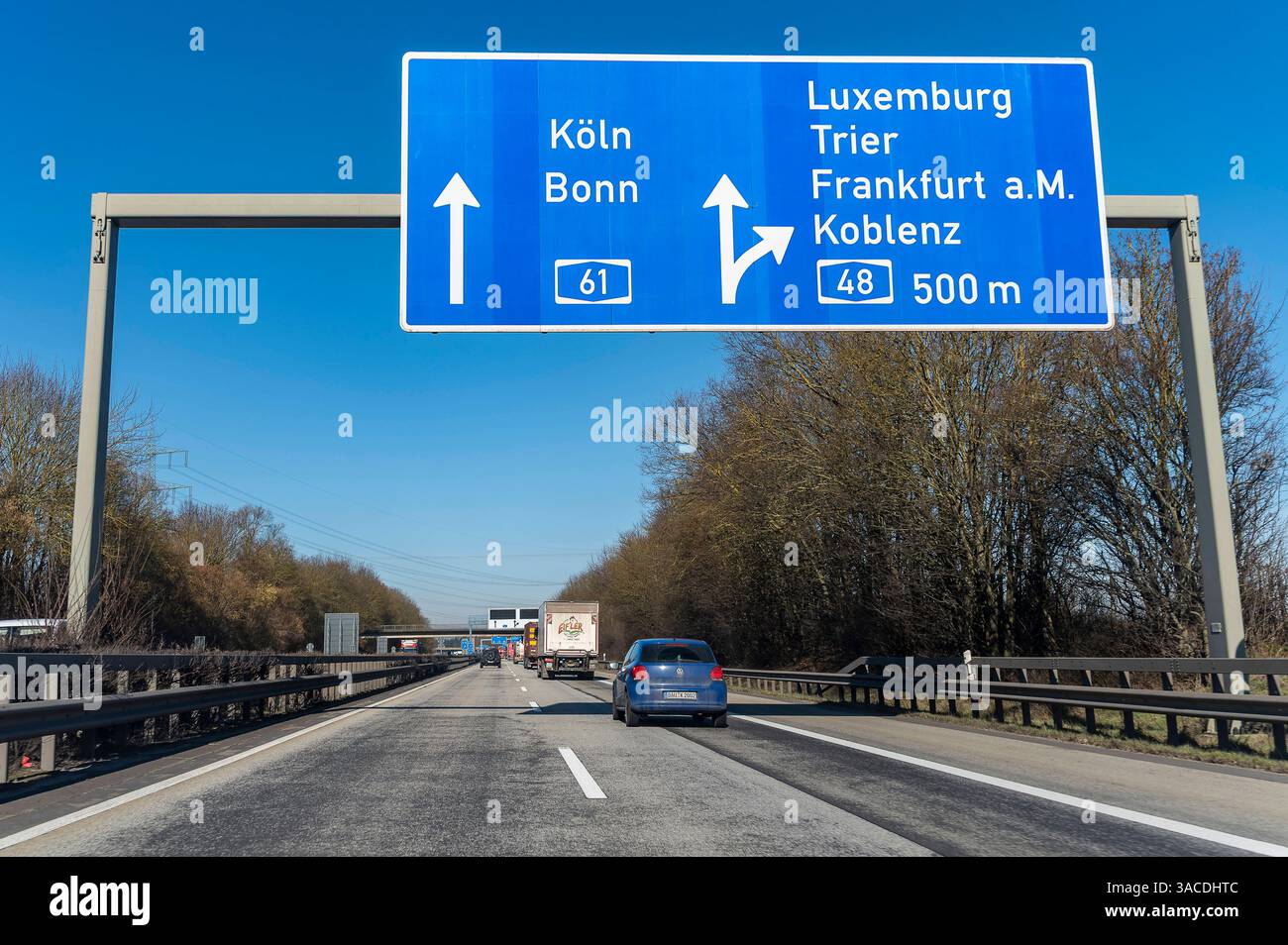 Schilderbogen über der Autobahn A61 vor dem Kreuz 61 / 48l, Deutschland ...