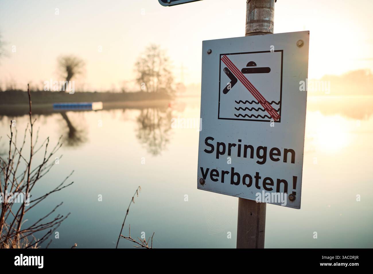 Springen Verboten sign at lake. High quality photo Stock Photo - Alamy
