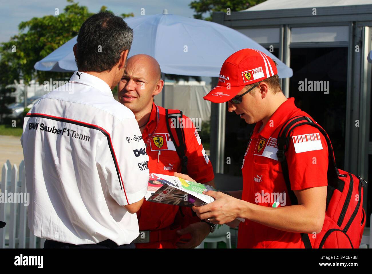 L to R): Beat Zehnder (SUI) BMW Sauber F1 Team Manager; Mark Arnall ...