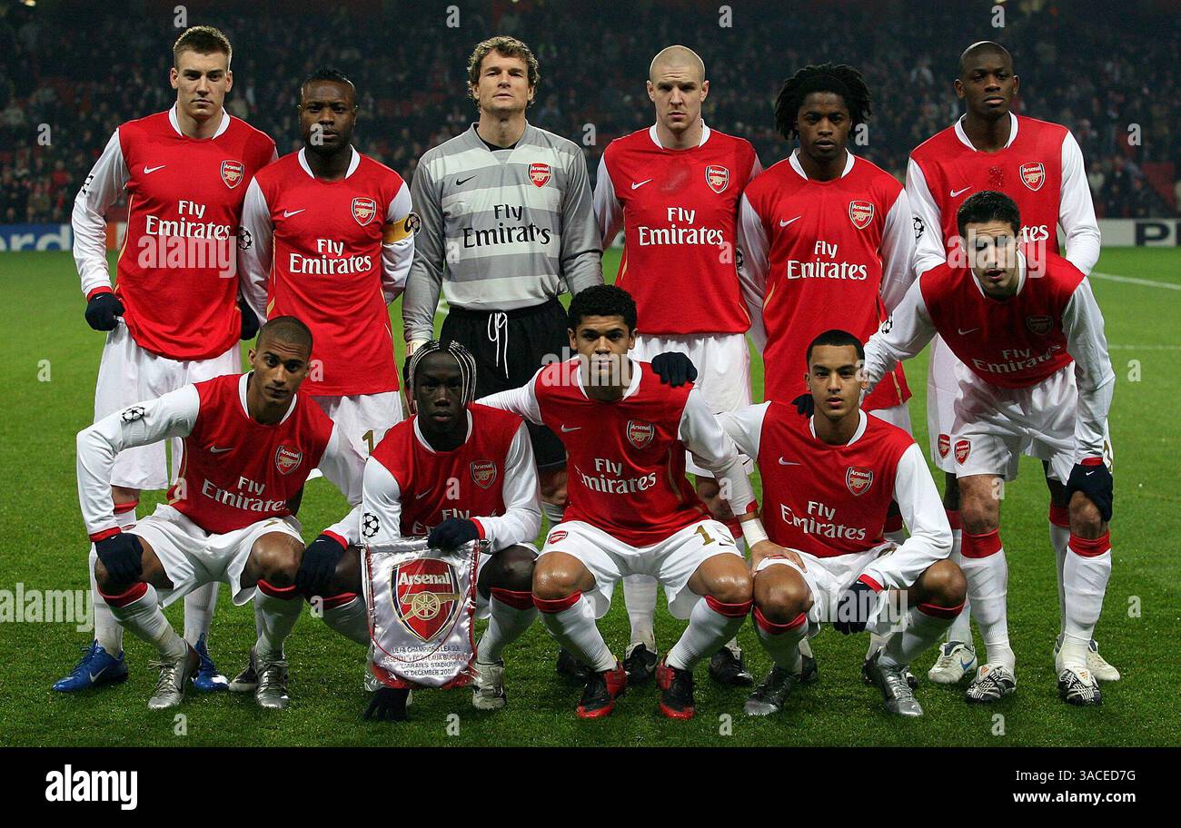 The Arsenal team line up with keeper Jens Lehmann, 3rd left, back row ...