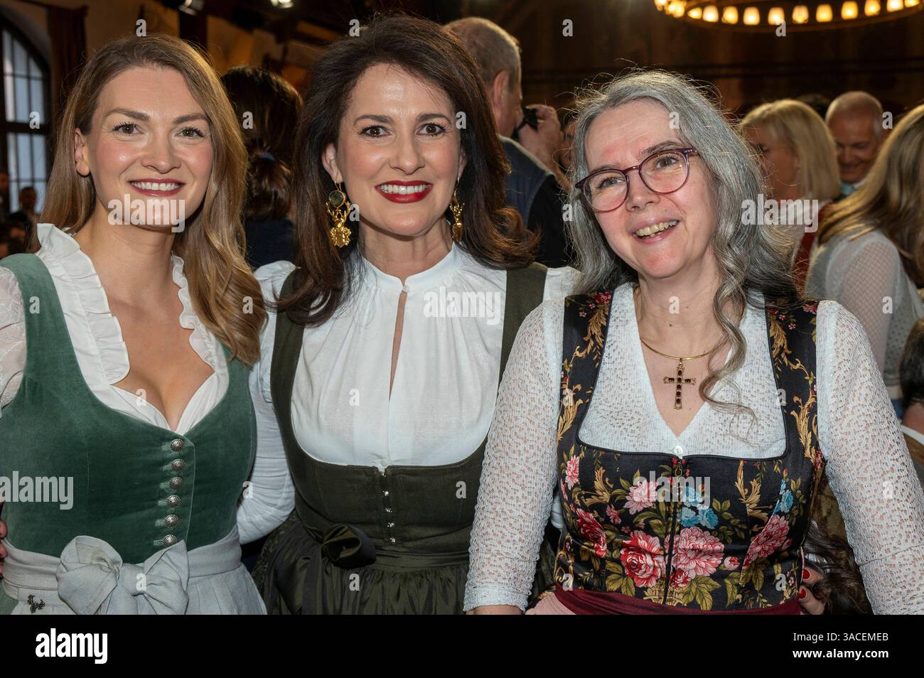 Muenchen, Maibockanstich im Hofbraeuhaus, Ehrengaeste , v. l. Judith ...