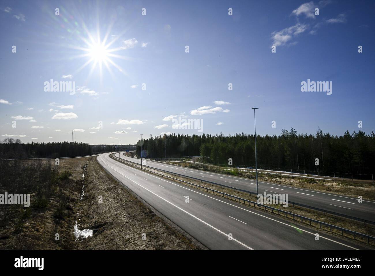 Virolahti, Finland. 04th Apr, 2025. Road to the closed Vaalimaa border ...