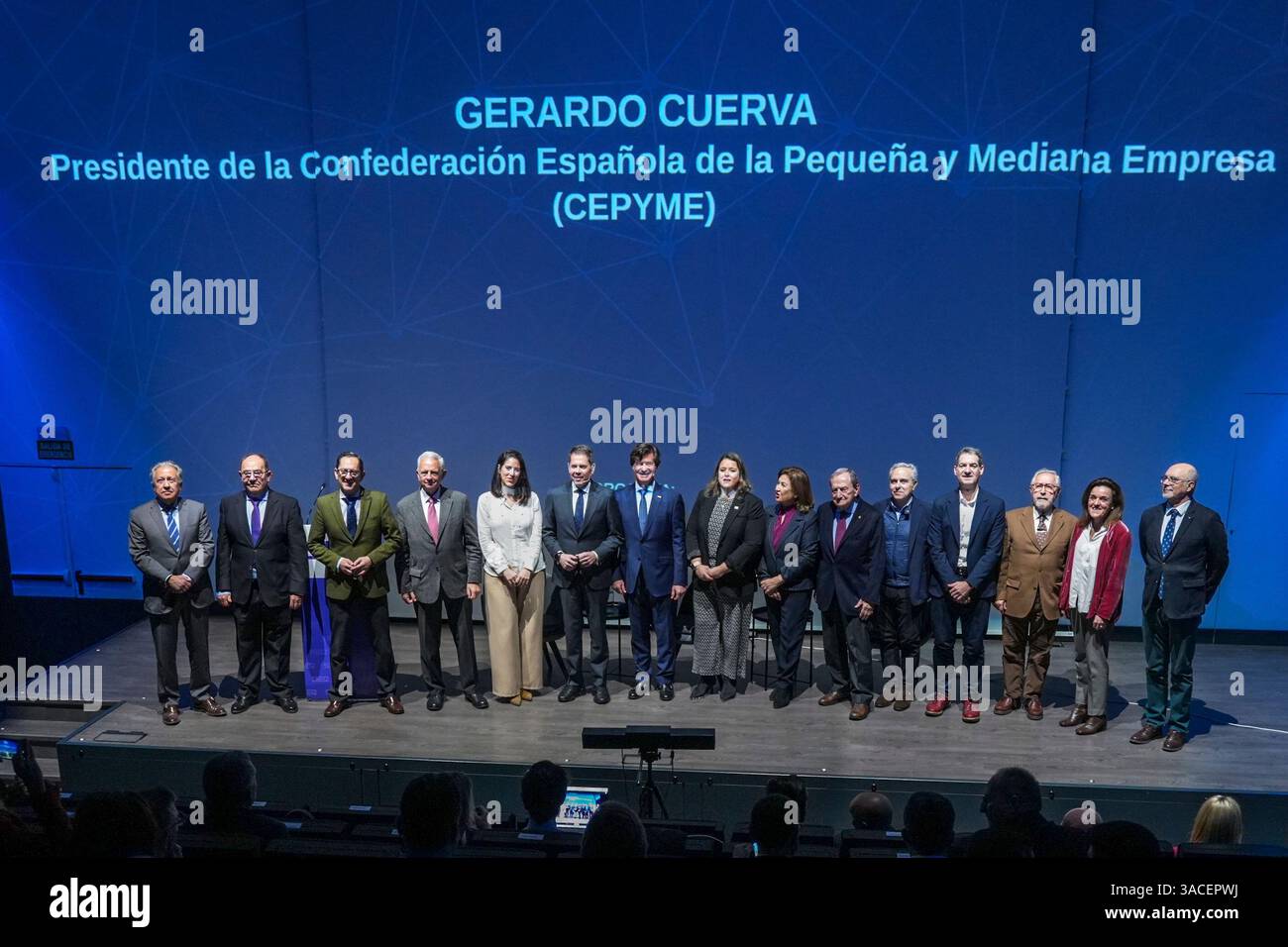 Family photo of the "Encuentros de la Cadena Ser" with the president of ...