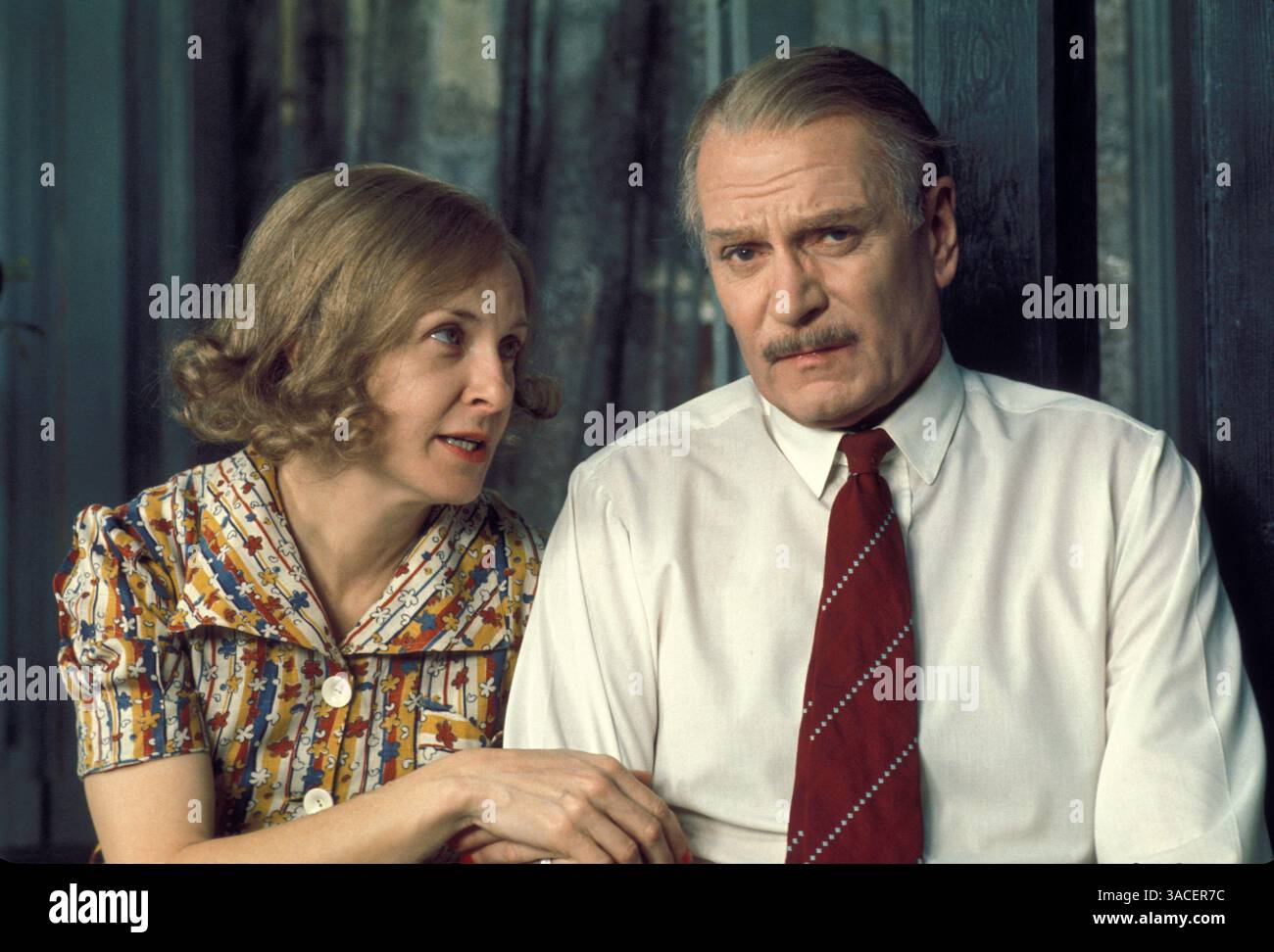 Jan 01, 1977 - Los Angeles, California, USA - Actors JOANNE WOODWARD ...