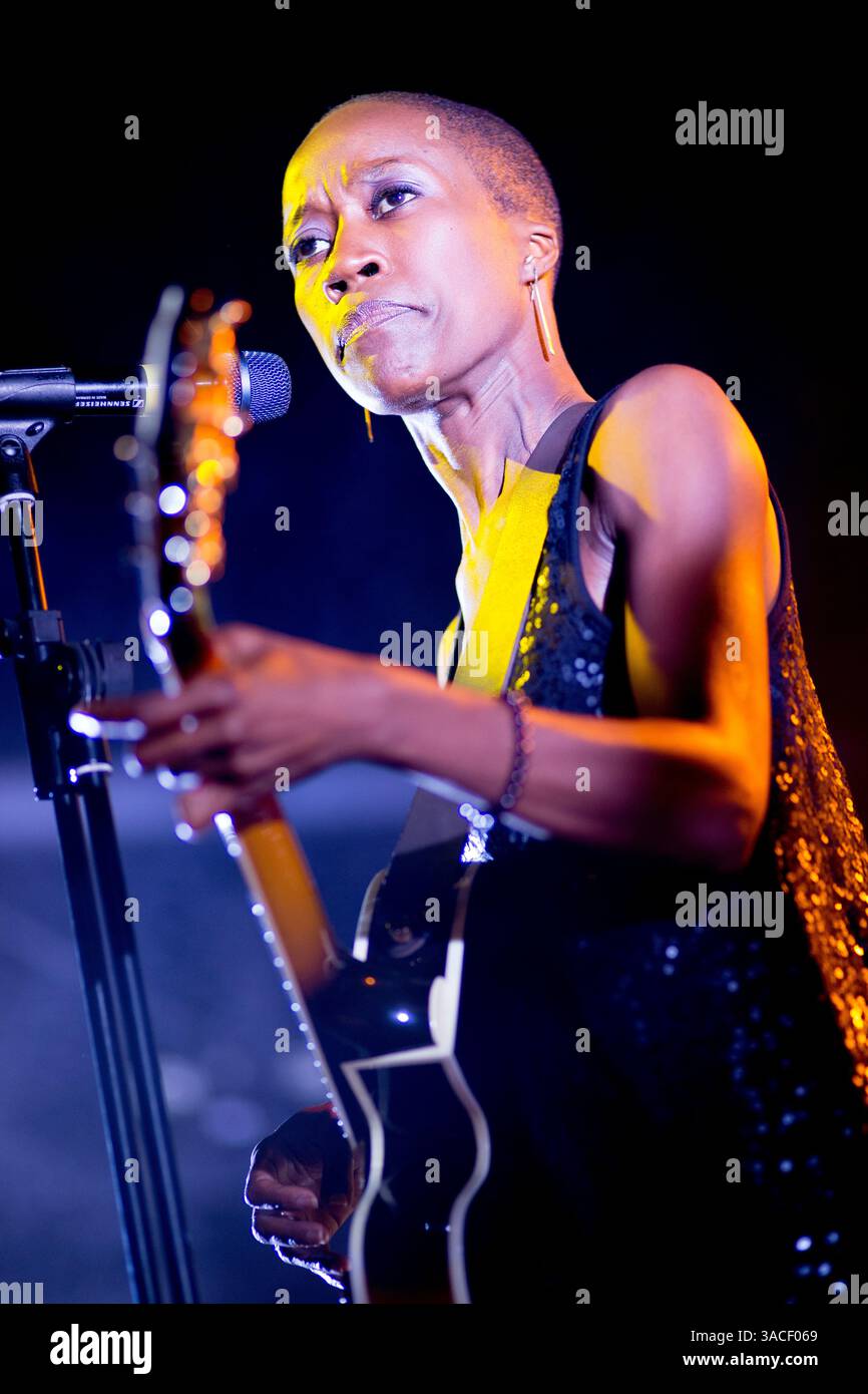 Rokia traore on tour hi-res stock photography and images - Alamy
