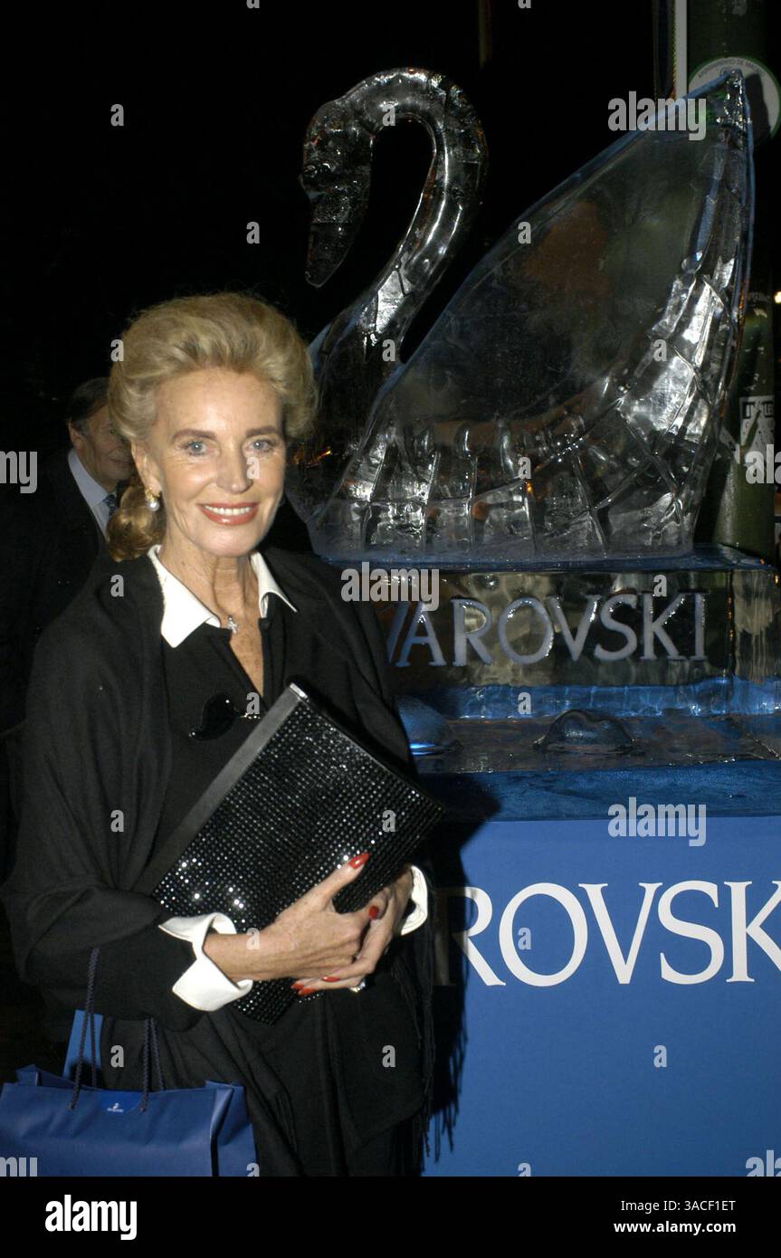 Helmut newton 2002 hi-res stock photography and images - Alamy