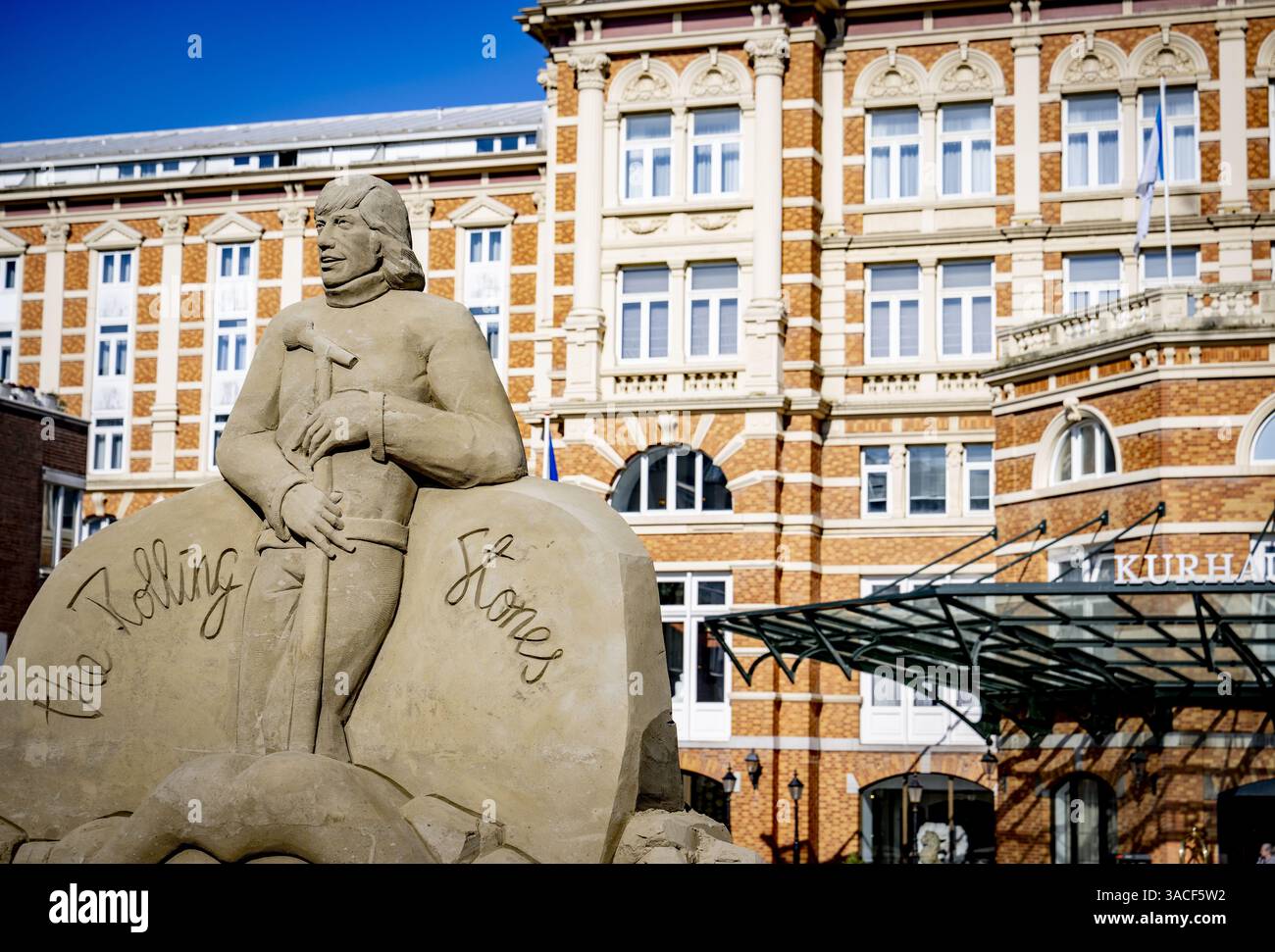 DEN HAAG - A sand sculpture of Mick Jagger on the boulevard of ...