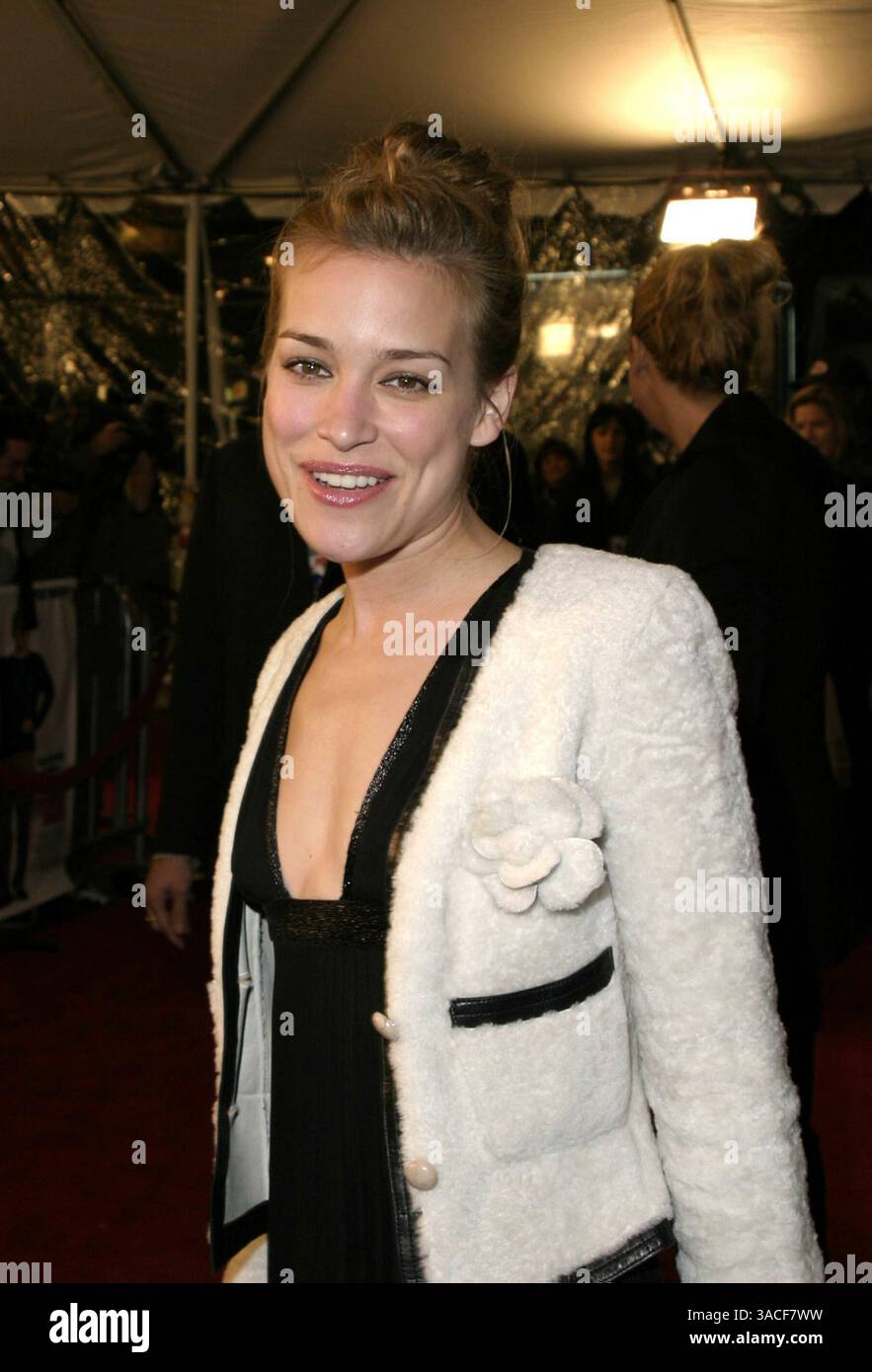 Dec 14, 2003 - Hollywood, California, USA - Piper Perabo at the ...