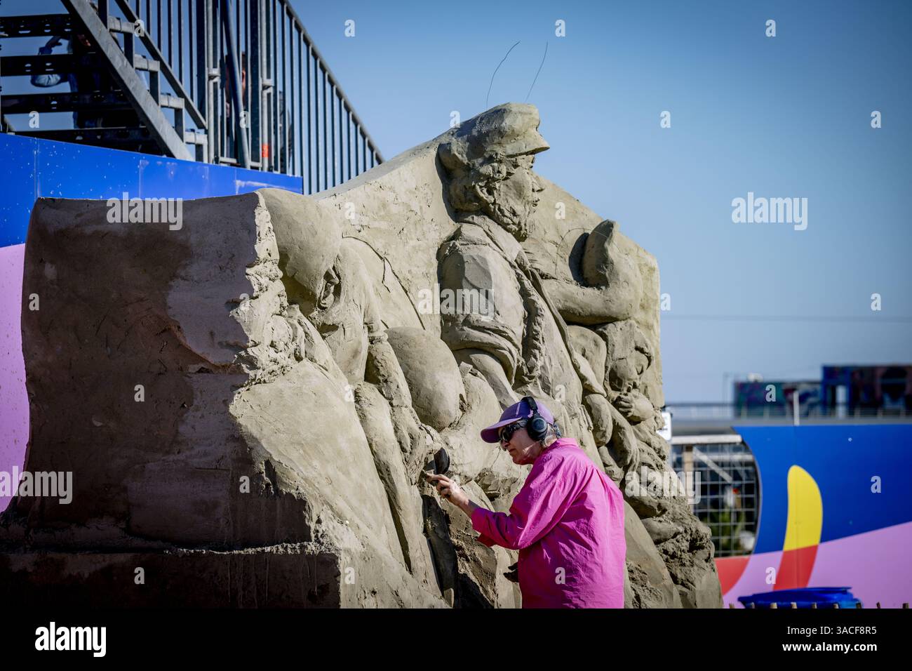 DEN HAAG - A maker works on a sand sculpture on Scheveningen's ...