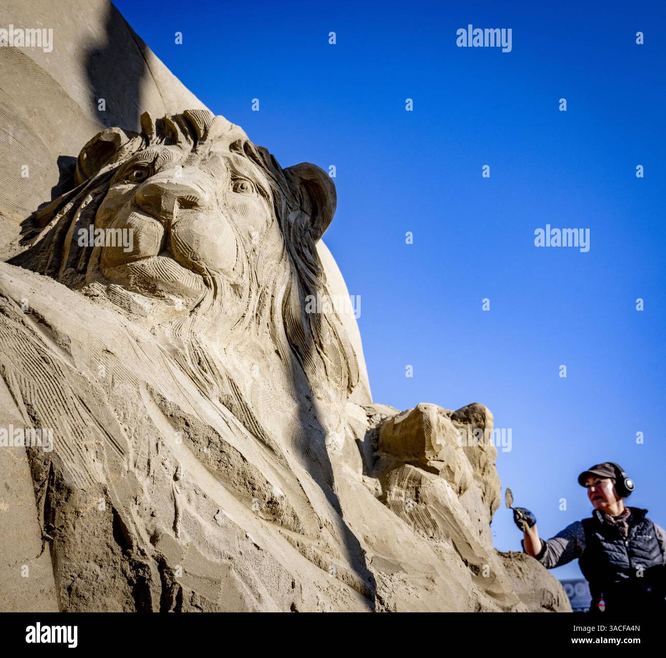 DEN HAAG - A maker works on a sand sculpture on Scheveningen's ...