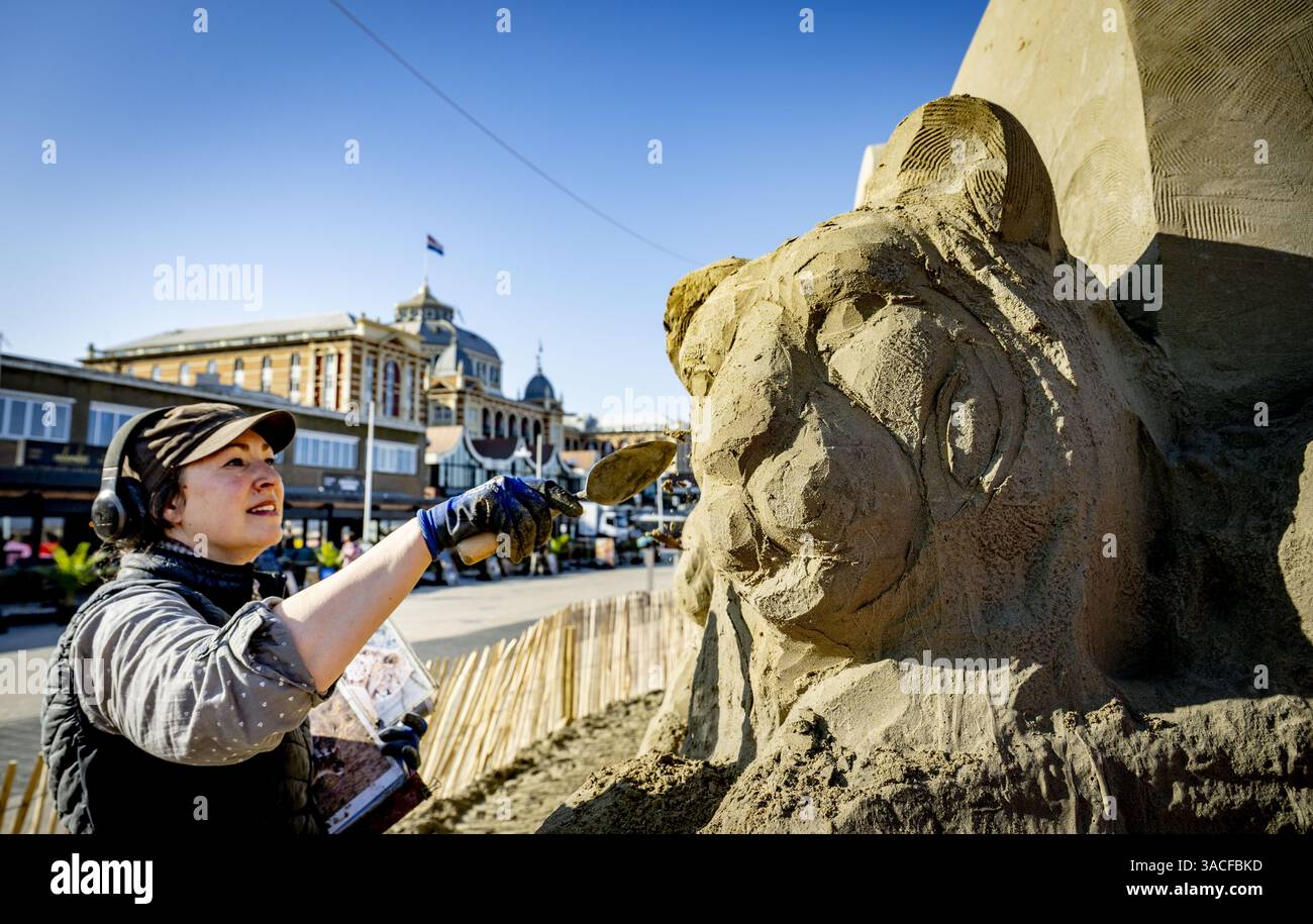 DEN HAAG - A maker works on a sand sculpture on Scheveningen's ...