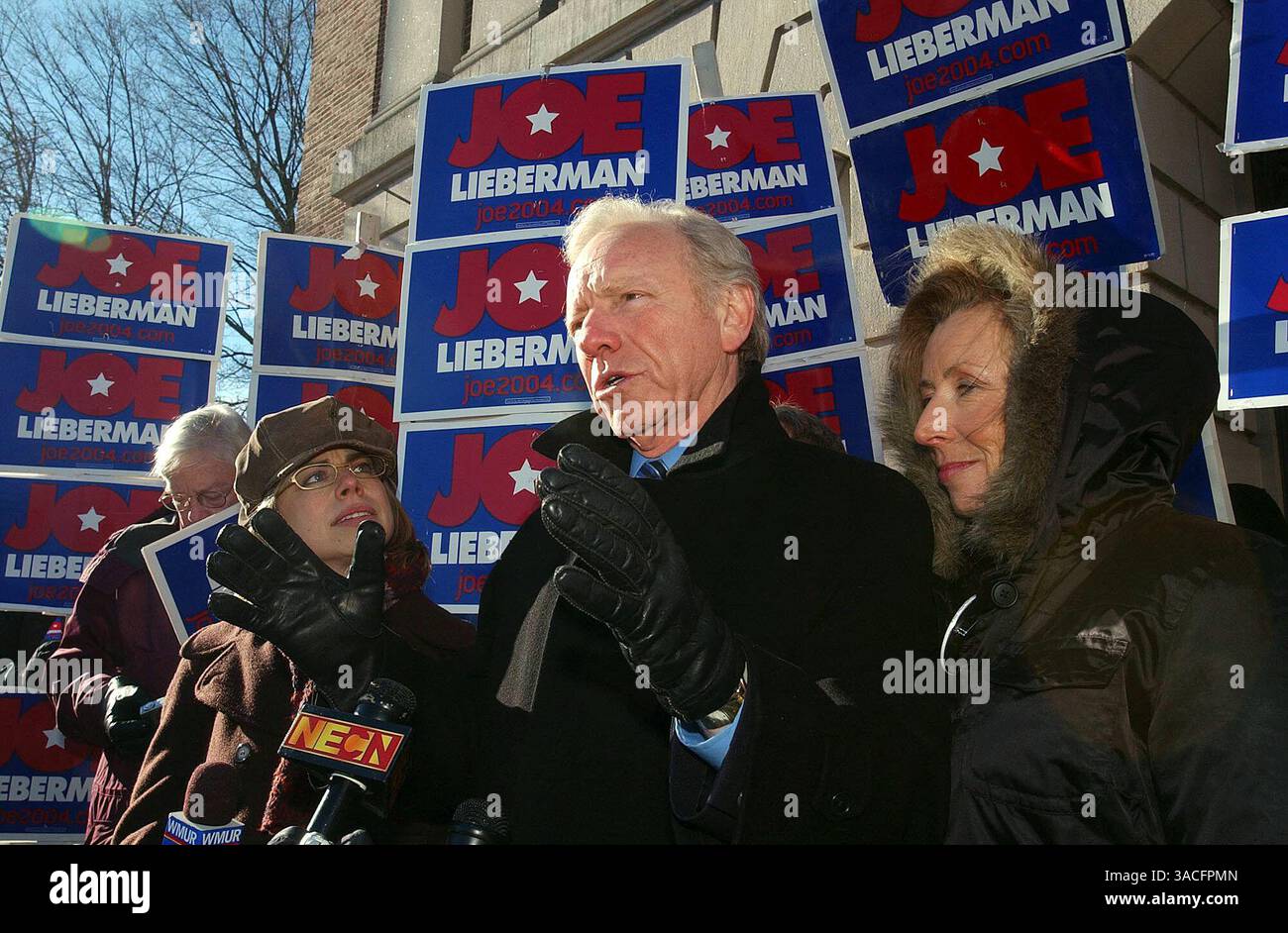 Jan 26, 2004 - Nashua, NH, USA - CT Senator JOSEPH LIEBERMAN greets the ...
