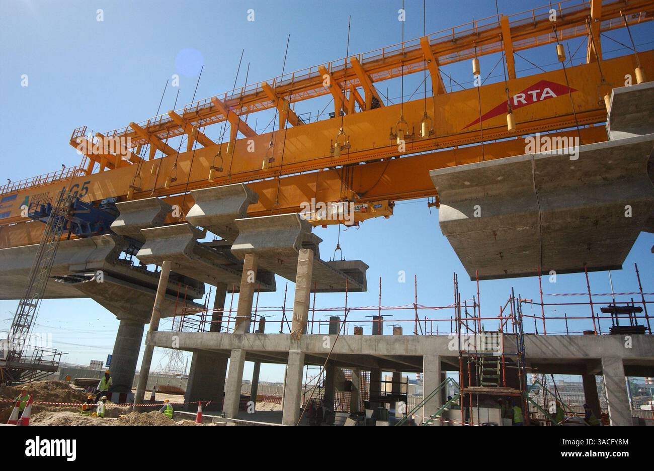 Feb 19, 2008 - Dubai, United Arab Emirates - Construction of the Dubai ...