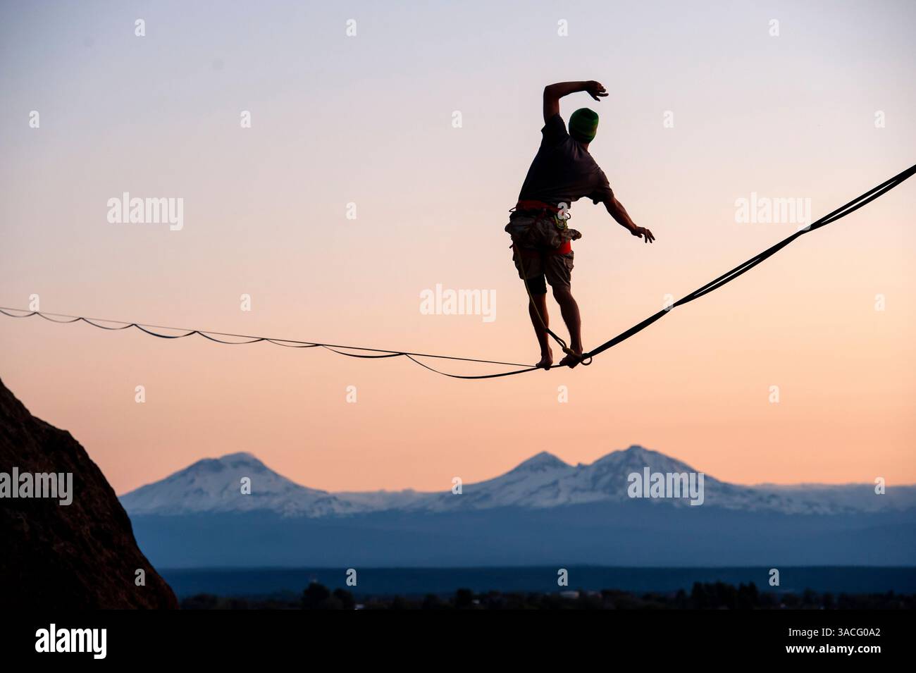 Slackline balancing hi-res stock photography and images - Alamy